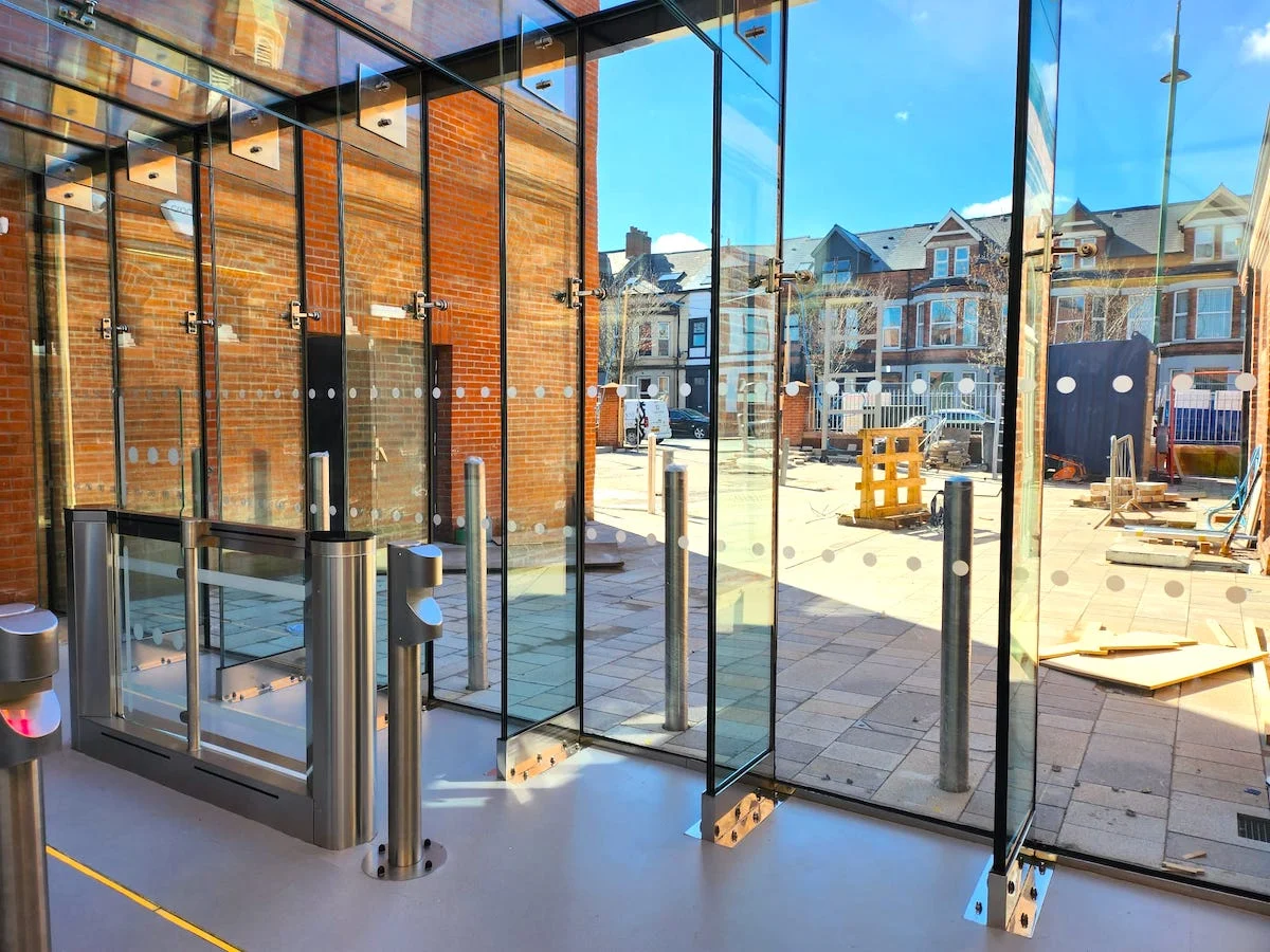 structural glass link, Belfast, Ireland | Walk on glass floors, Walk on ...